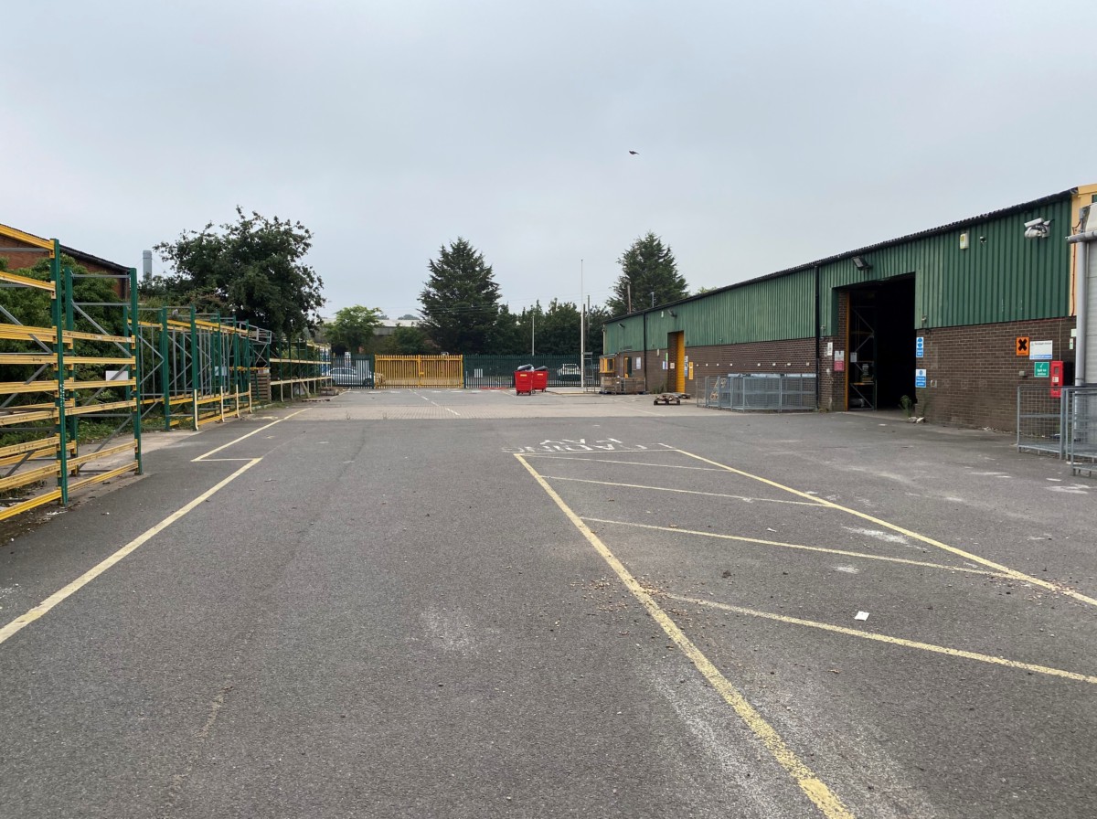 EXCELLENT INDUSTRIAL/WAREHOUSE UNIT WITH LARGE SECURE YARD IN CASTLE ...